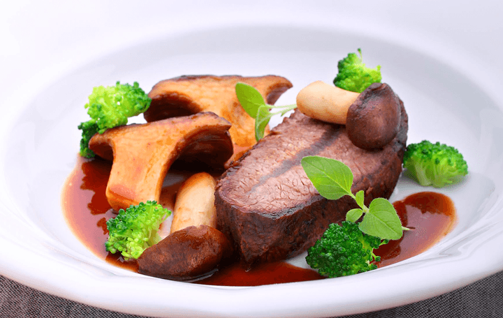 Geschmorte Kräuterseitlinge mit gedünstetem Schulterscherzel | Rezept ...