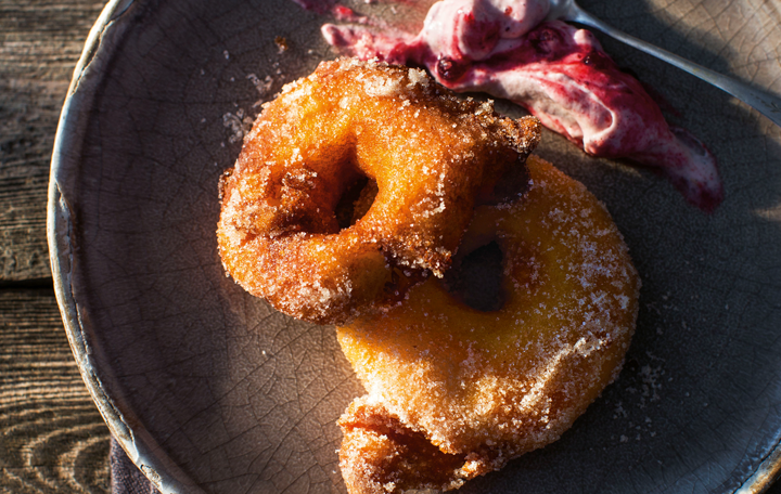 Gebackene Apfelradln mit Preiselbeerrahm | Rezept – Ja! Natürlich